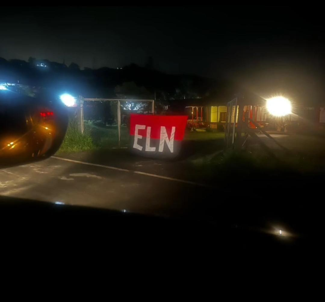 Bandera del ELN, en Pueblo Rico