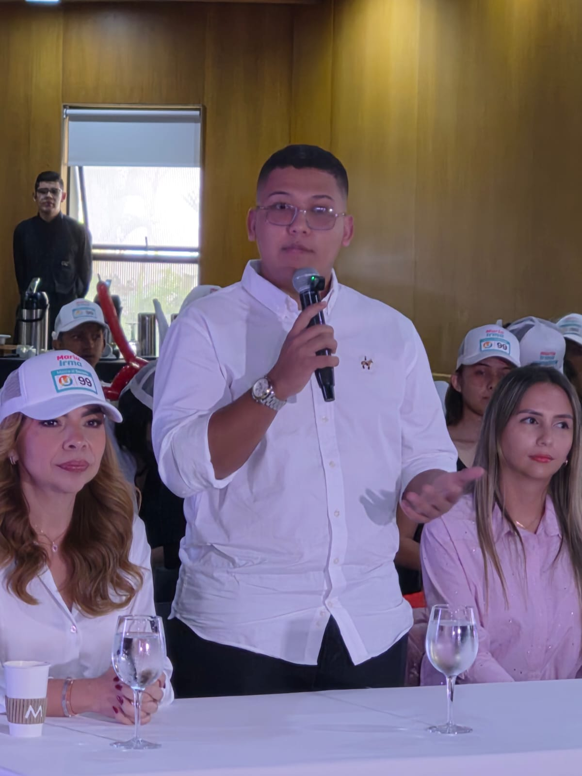 Jóvenes ´abrazan´ campaña de María Irma y Franyela